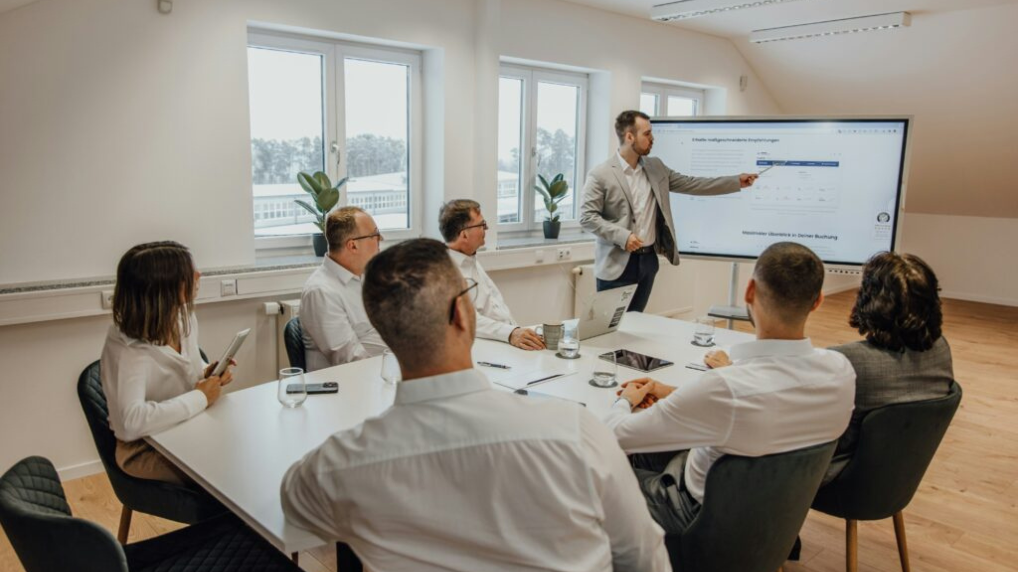 Winning B2B Sales Decks: 10 Tips from Experts that Close Deals